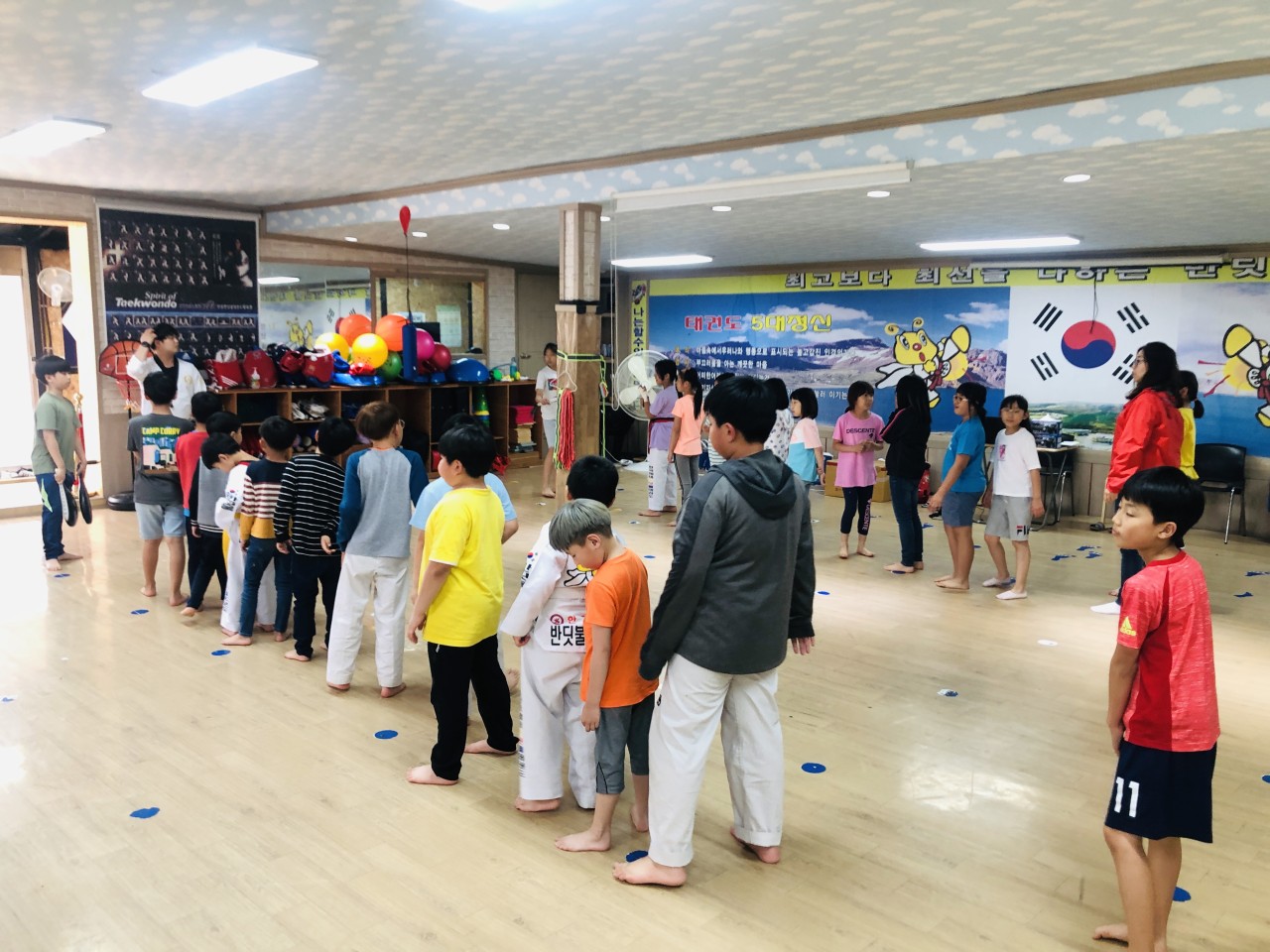 오늘은 태권도 활동시간으로 기본 발차기 연습을 하였습니다 앞발차기 양발차기 돌려차기 반달차기 등 센드백과 미트를 이용해서