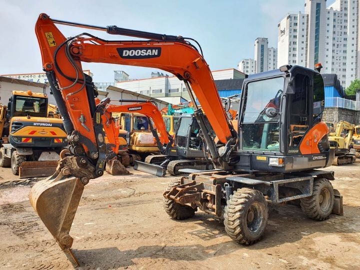 ☆장비명: 03W 두산DX55W-5K (집게장착) ☆년식: 2018년 ☆연락처: 010-9999-2327 ☆사진: 아래 실사진입니다. (... : 굴삭기-덤프트럭-믹서트럭 ...