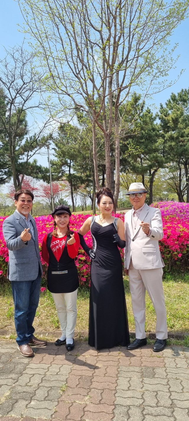 YouTube에서 '홍성 로즈킴 듀엣무대 ㅡ별빛같은 나의 사랑아ㅡ' 보기 https://youtu.be/DcSIP6nU9uI 좋은날 좋은... : 문예총 | BAND