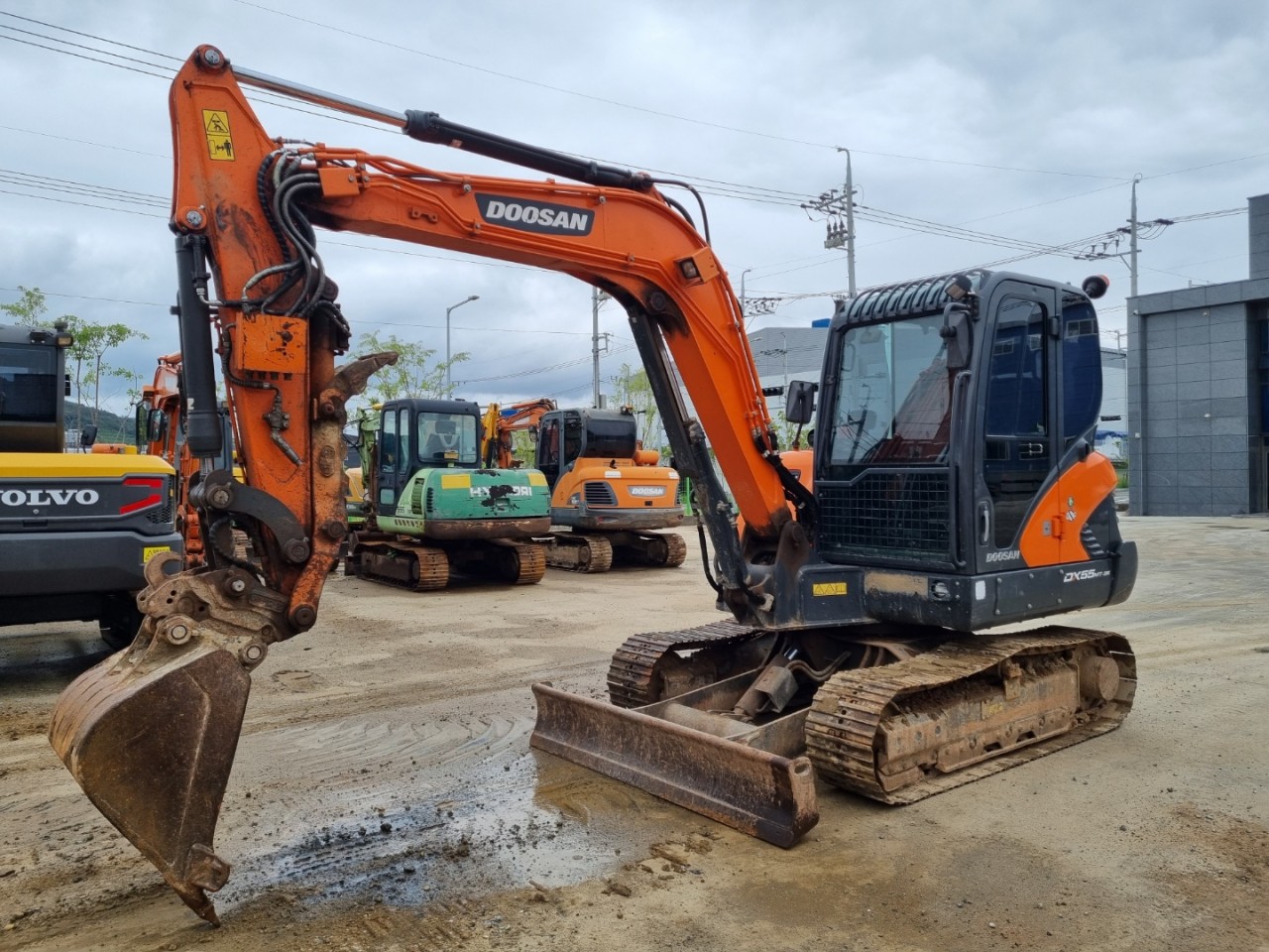 02급 두산 DX55MT-5 18년 신차급 집게장착+회전라인 굴삭기 팝니다. ☆장비명: 두산 DX55MTㅡ5 ☆년식: 2018년11월... : 중고굴삭기판매-해진건기 | BAND