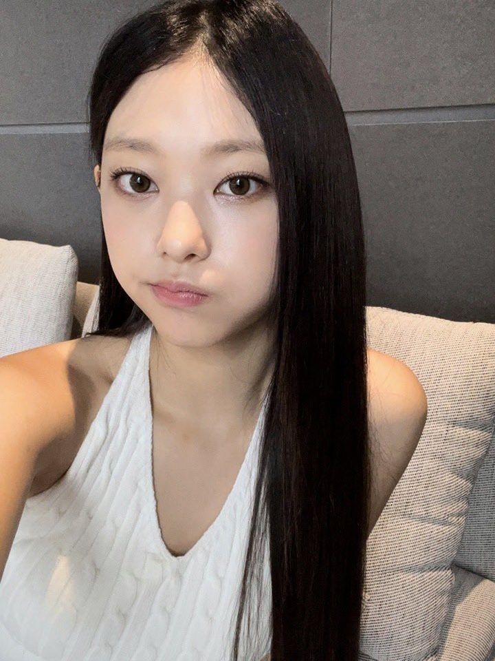 #해린_회색 #해린_검정 #해린_움짤 : 뉴진스 해린 사진공유 페이지 : BAND Page