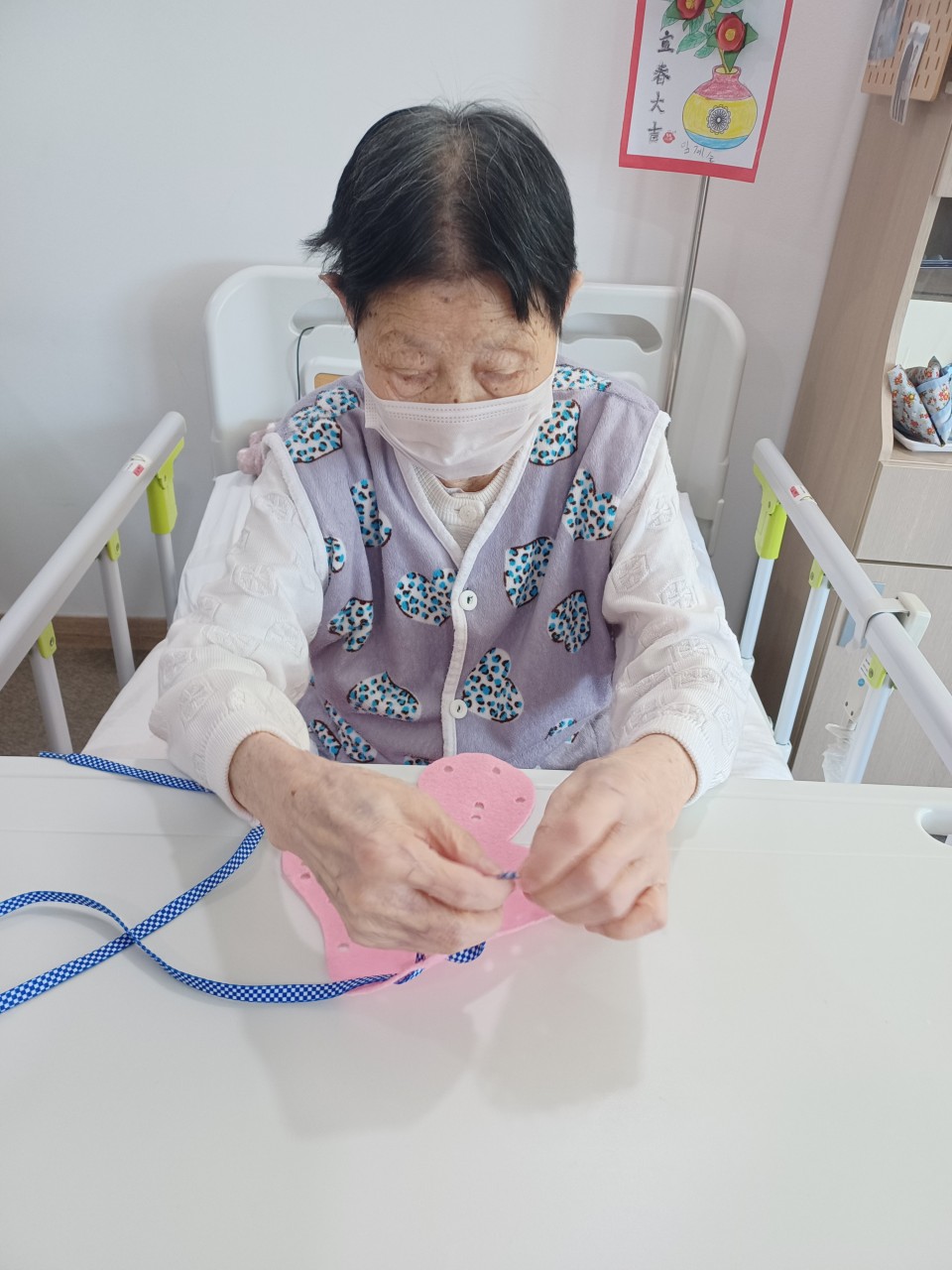 02월 22일 치매전담실1실 오전 프로그램은 끈끼우기를 진행하였습니다~ 어르신들께서 끈을 끼우시며 옛날 바느질을 생각하고 과거를 회상하며 논현글라라의집♡ Band