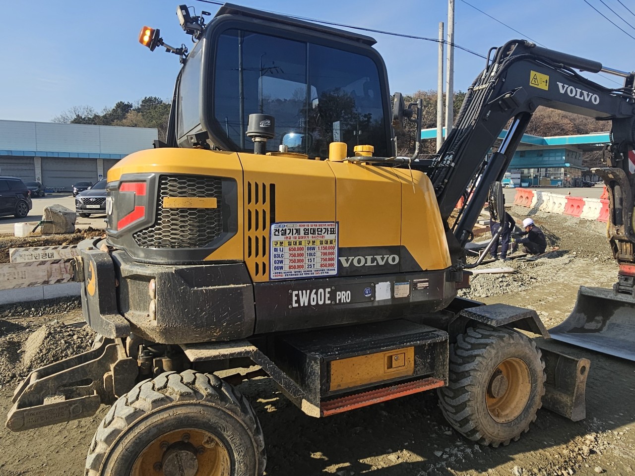 제작사 : 볼보 EW60E PRO 연식 : * 21년식 장착 : 본버켓, 회전링크(틸트프로), 코끼리집게 탈거품목 : 카운트웨이트, 지게... : !!글로벌 건설기계 컨설팅 ...