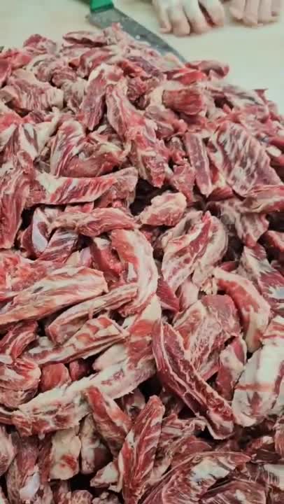 오늘 소 작업합니다. 오늘 주문시 갓 작업한 싱싱한 냉장육 보내드리고요. + 우삼겹 200g, 한우 곰탕 300g 서비스로 쏙 넣어드릴게... : 매일푸드 | BAND